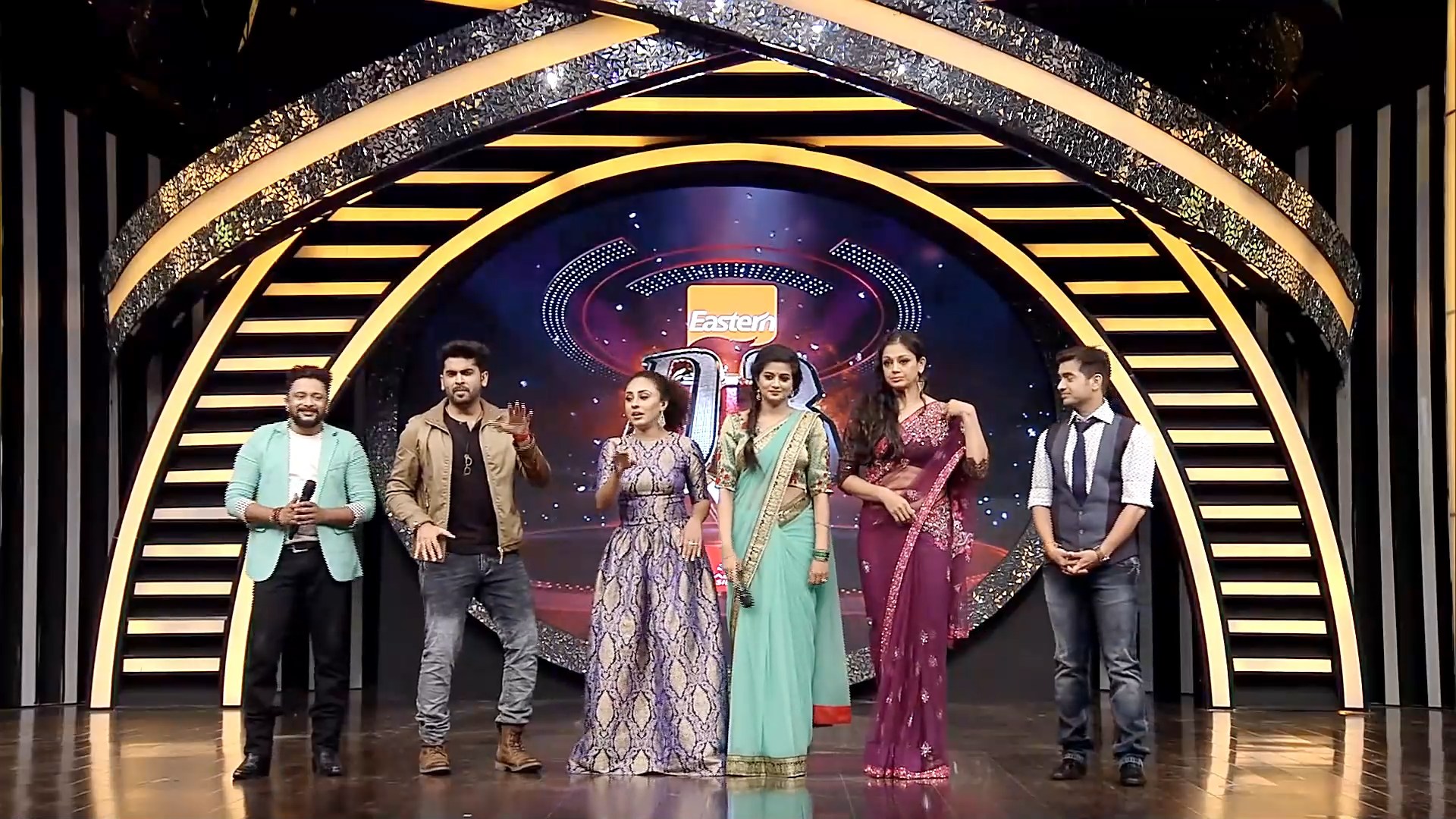 Shobana Wide Stretched Belly And Deep Wide Big Navel Hole in ...