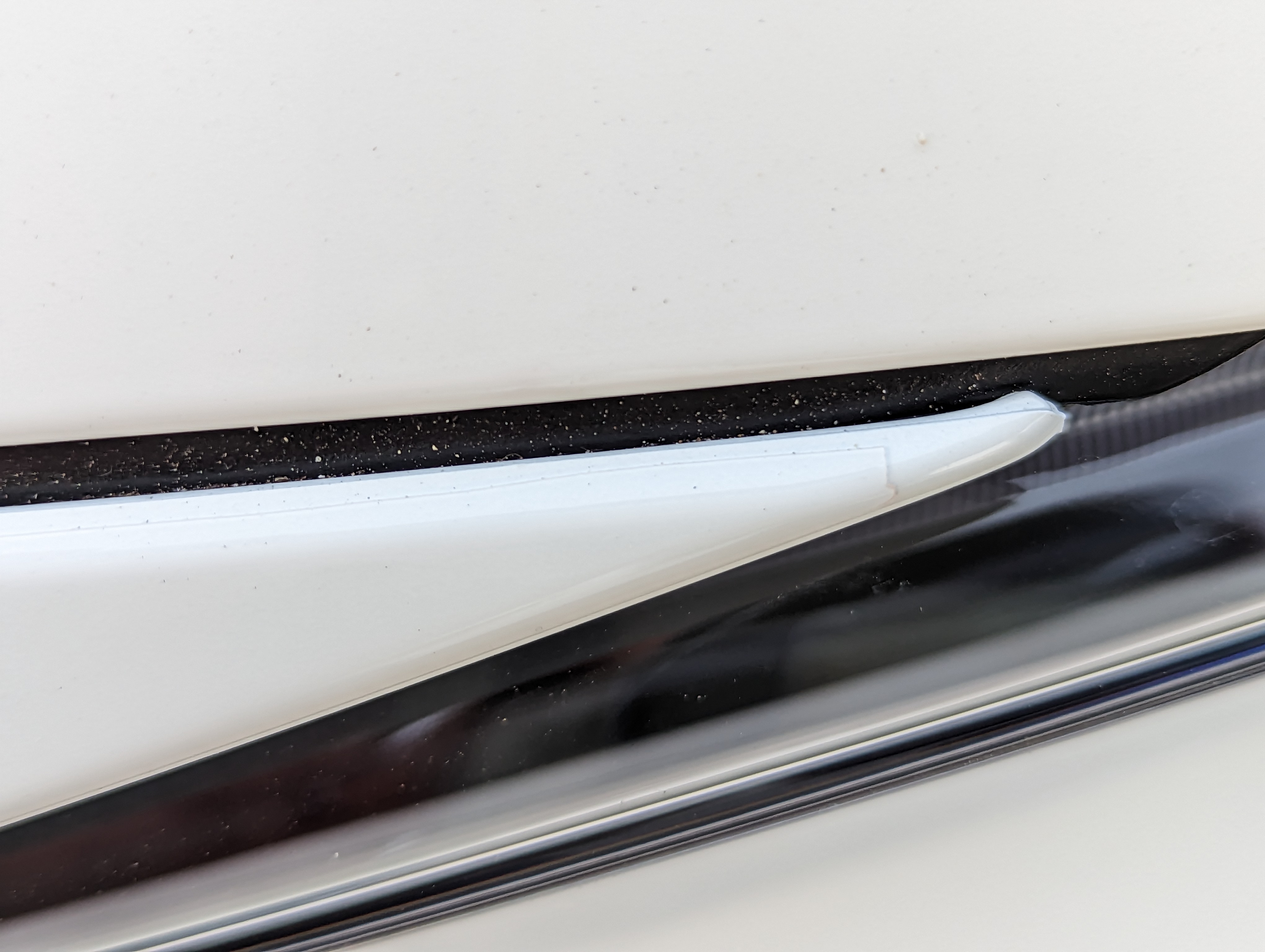 Emblem Trim Left — Postimages