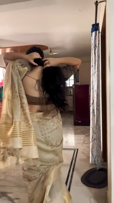 Ksudha Sexy Big Deep Navel Holein golden Saree mp4 snapshot 00 00 326 — Postimages