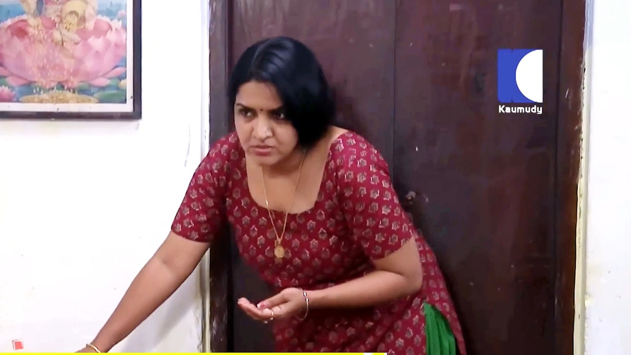 Soumya Hot Sexy Cleavge in tight costume aliyans mp4 snapshot 00 42 607 — Postimages