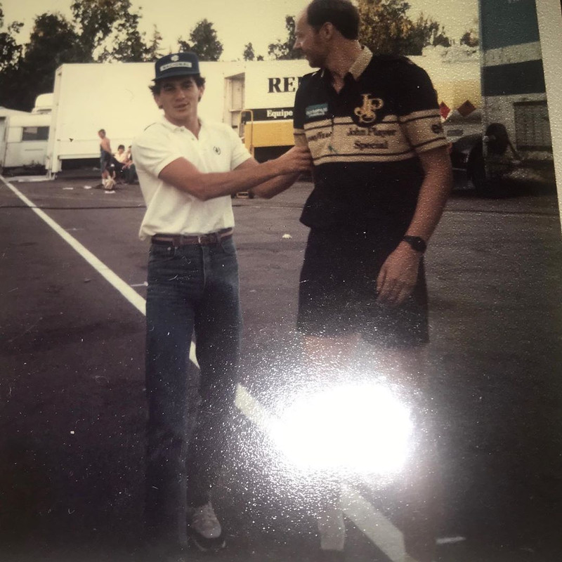 Ayrton Senna with race engineer Steve Hallam : r/vintagef1