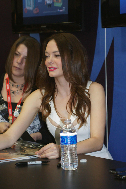 Rose Mc Gowan Comic Con 2011 J0001 006 — Postimages