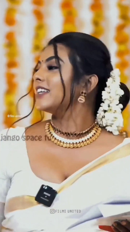 Mallu Anchor Sexy Big Boobs And Cleavage In White Sareee