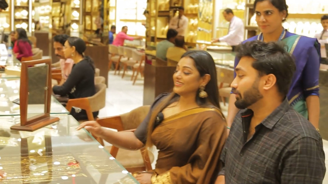 Meera Anil Open Navel Slip in Golden Saree mp4 snapshot 00 10 310 — Postimages