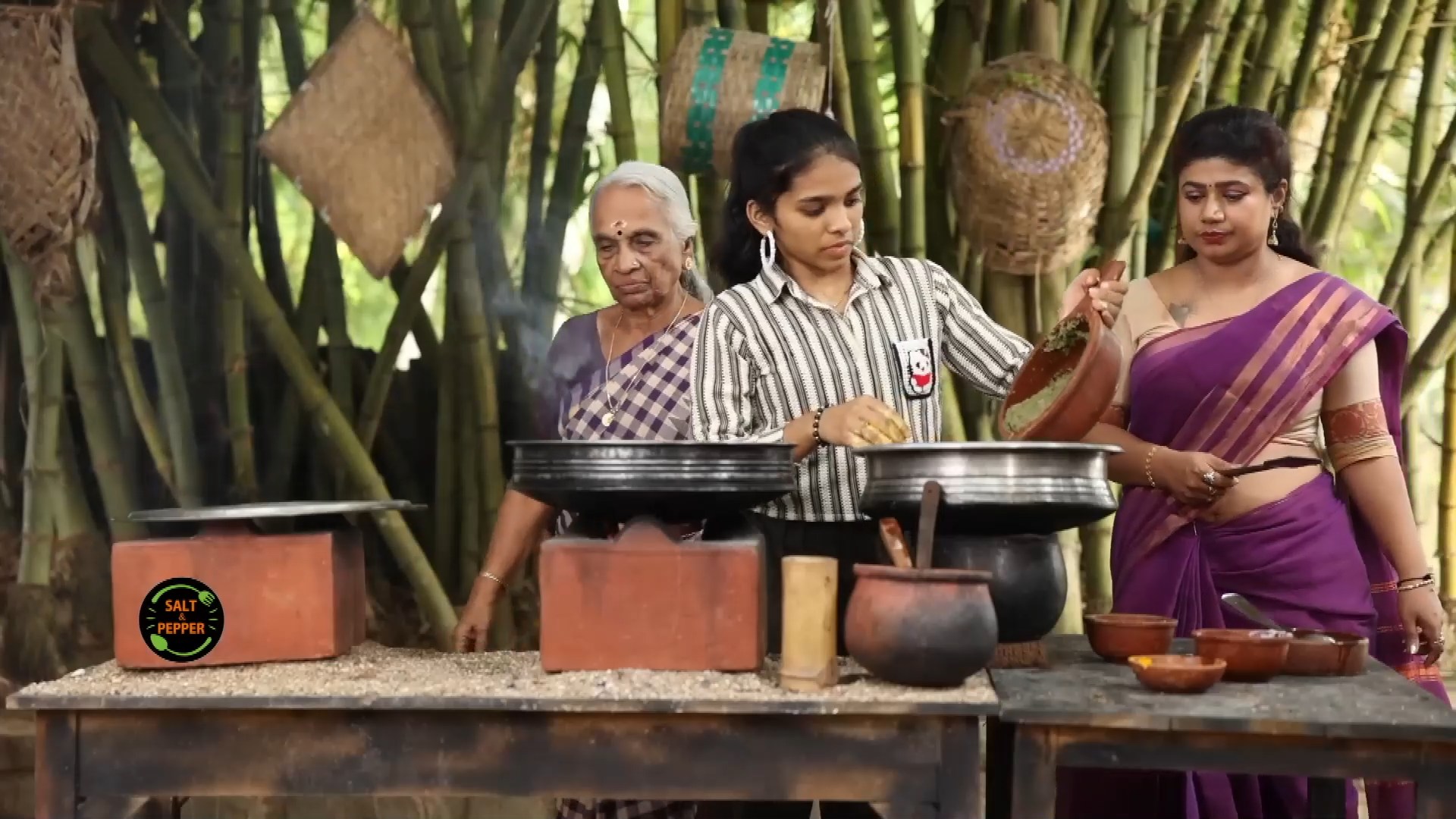 Saritha Open Navel Show in Pink Saree While Cooking mp4 snapshot 00 01 111 — Postimages