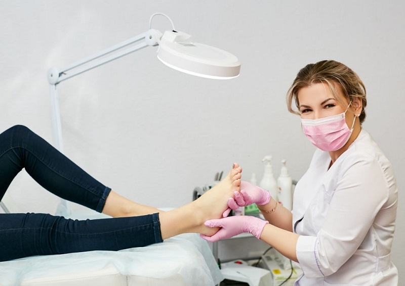 8 Signs That You Need to Visit A Podiatry Clinic - ELMENS