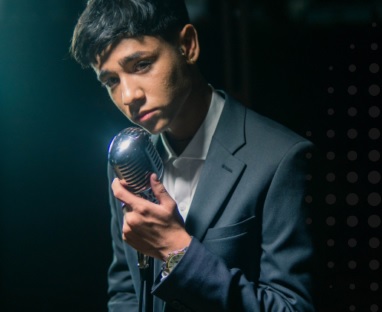 Mike Coner: Un cantautor que es ejemplo de superación y éxito