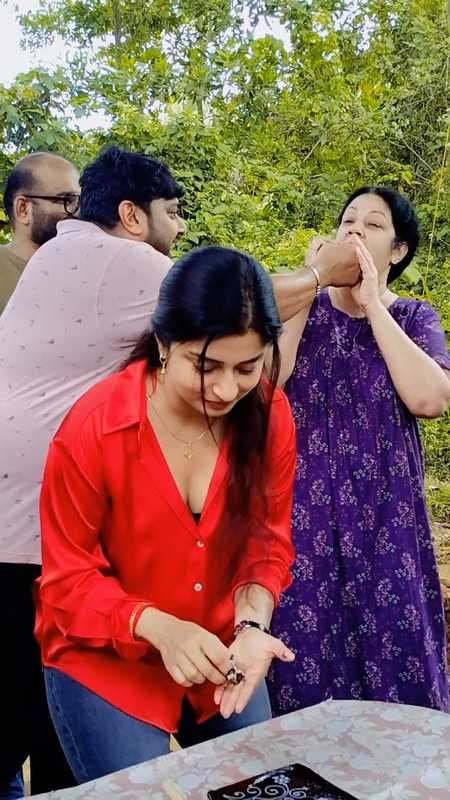 Meera jasmine Clavage in red shirt mp4 snapshot 00 46 246 — Postimages