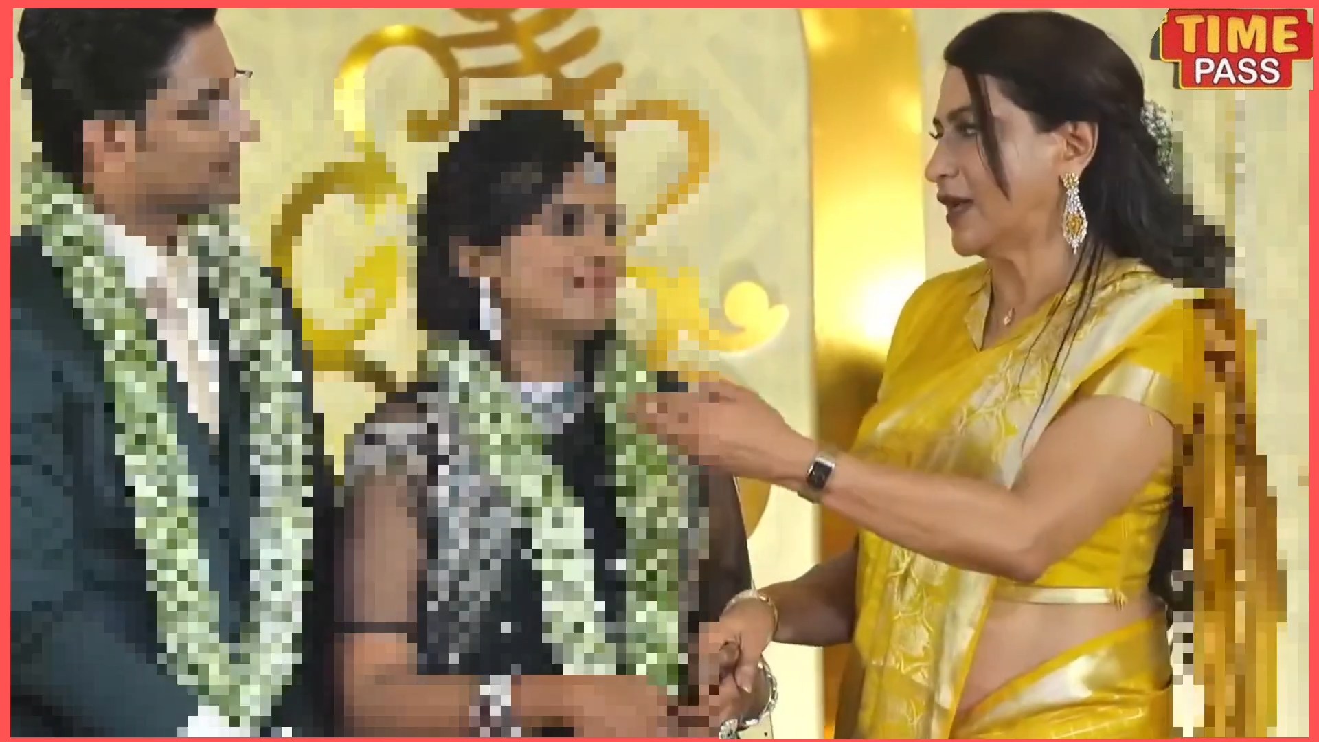 Beena Kannan Sexy Open Deep Navel in yellow saree mp4 snapshot 02 55 085 — Postimages