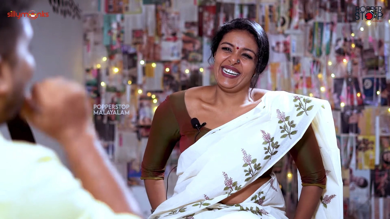 Sandhya Mohan Navel shile on interview mp4 snapshot 00 30 780 — Postimages