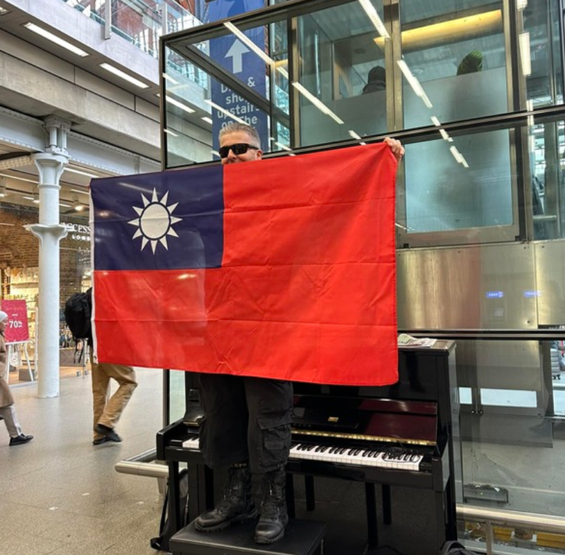 钢琴家再出奇招 高举中华民国国旗 中华民国 也是中华嘛 - 新未名空间