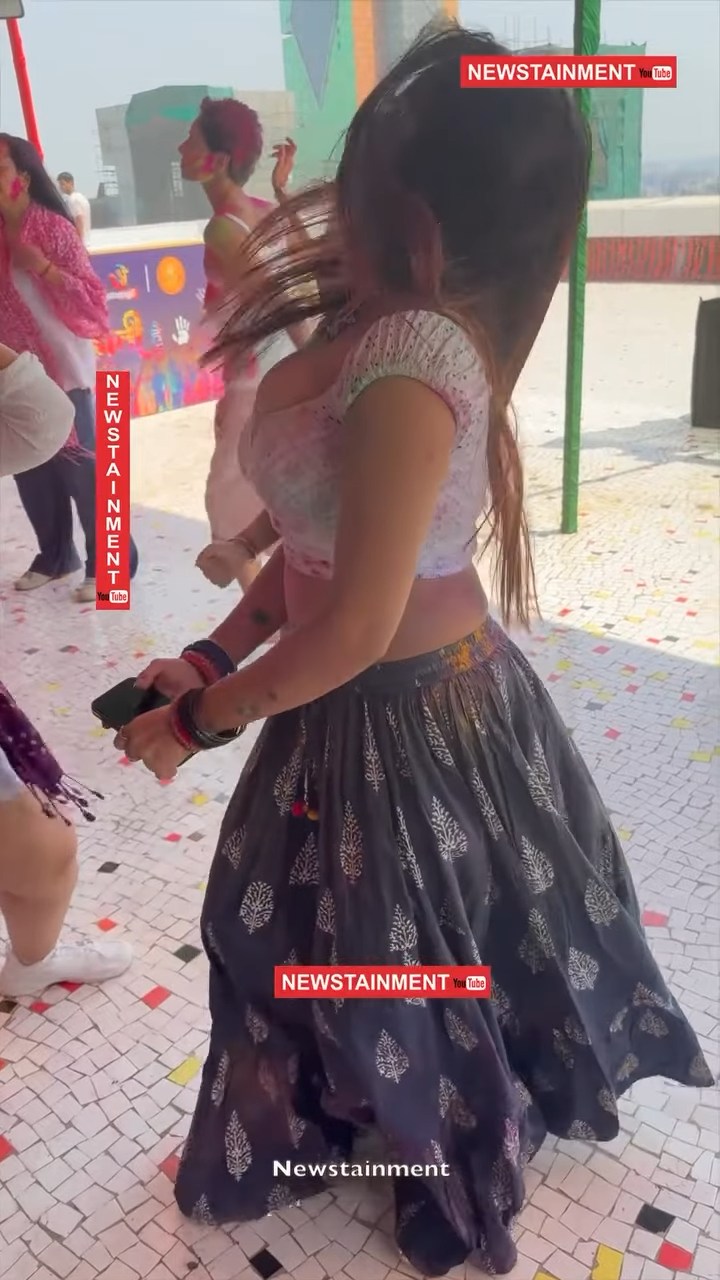 desi lady jiggling breast in tight dress during holi mp4 snapshot 00 18 452 — Postimages