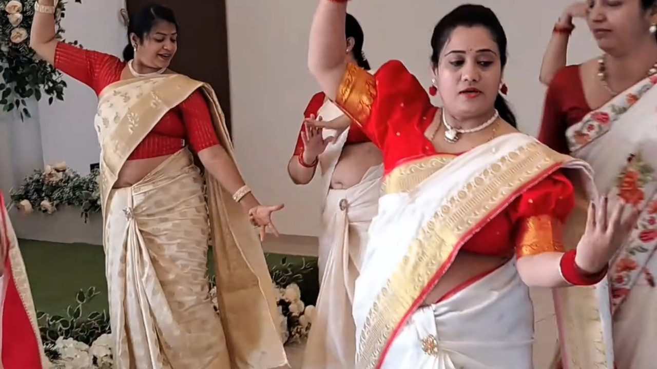 Hot desi aunty deep big navel in white saree mp4 snapshot 01 24 303 — Postimages
