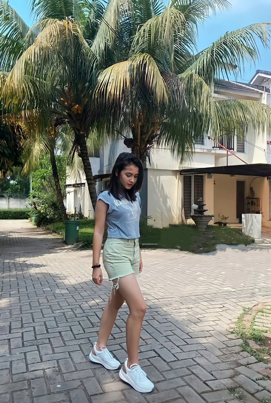 Sandrinna Michelle Legs for days — Postimages