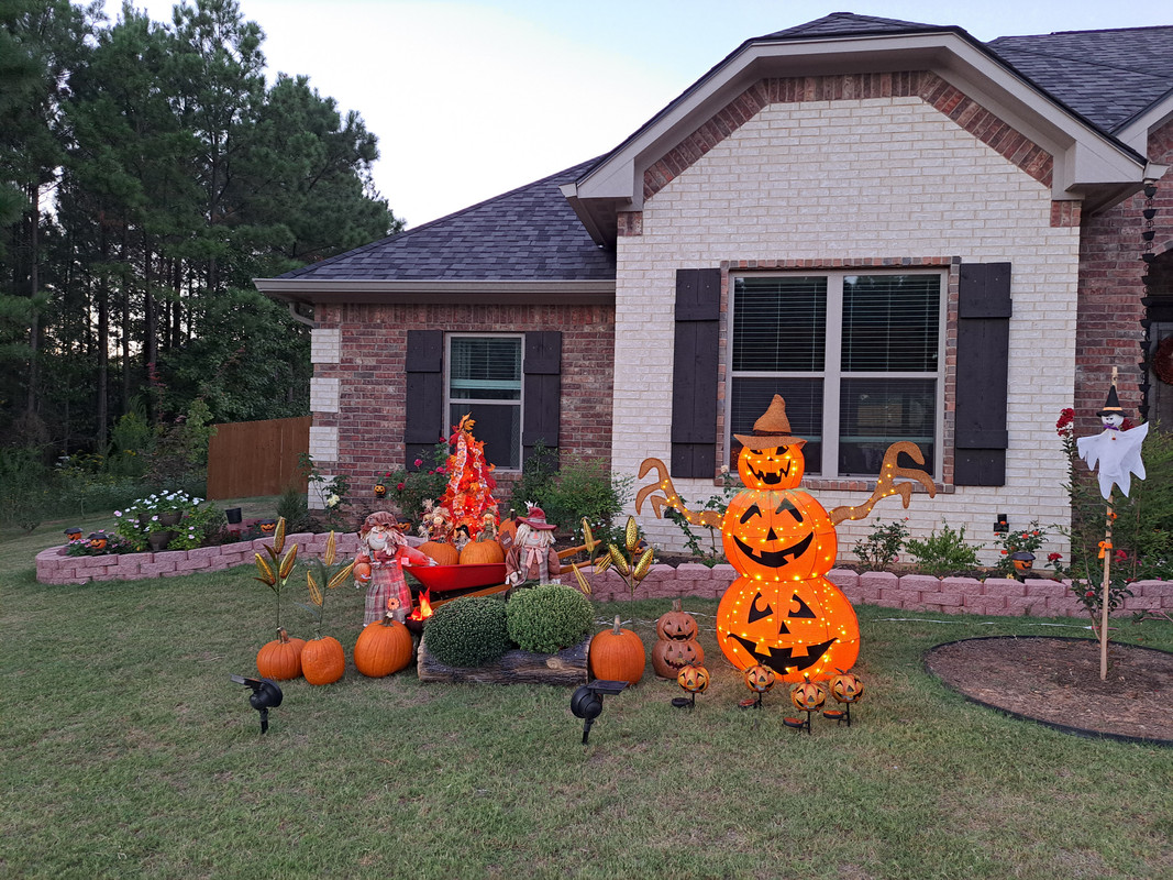 Halloween front yard sunset 30 Sep 2023 — Postimages