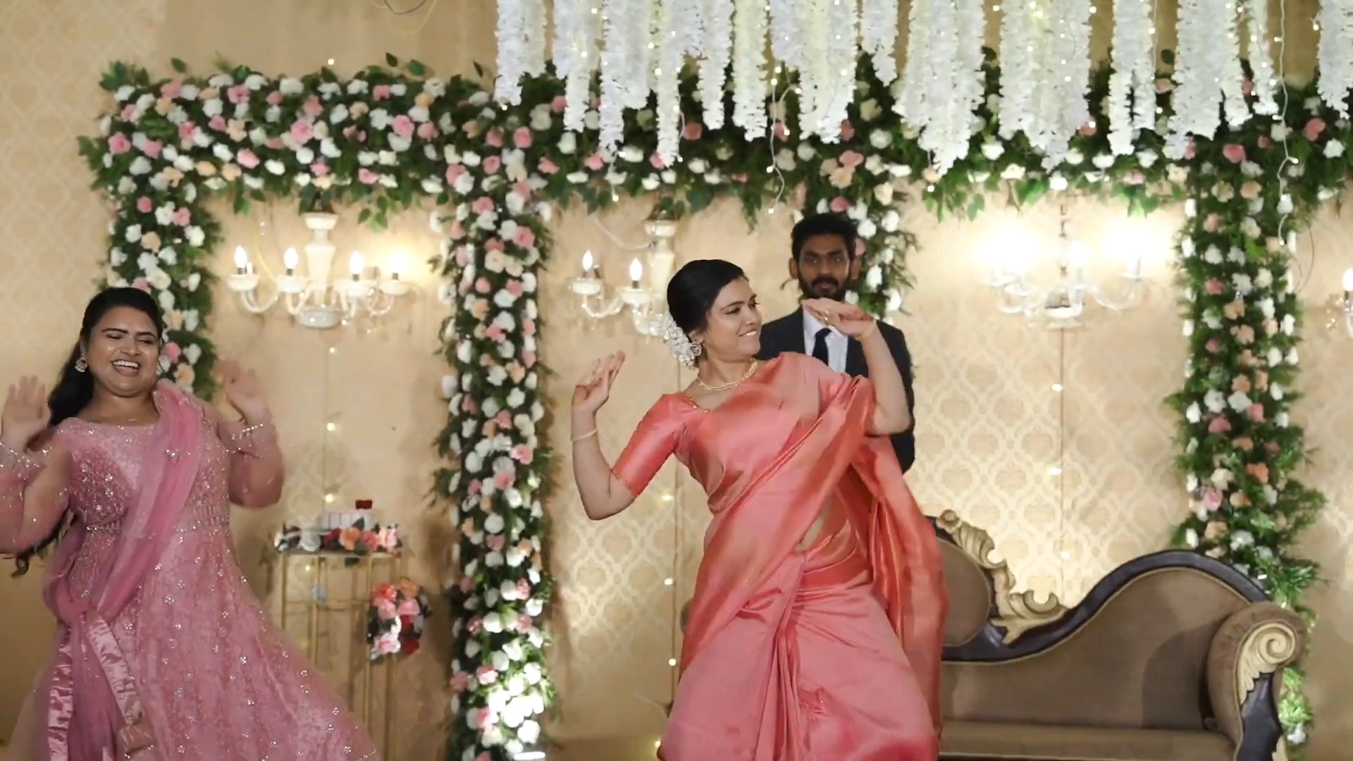 Kerala Wedding Bridal Dance Navel Show in pink saree mp4 snapshot 00 01 164 — Postimages