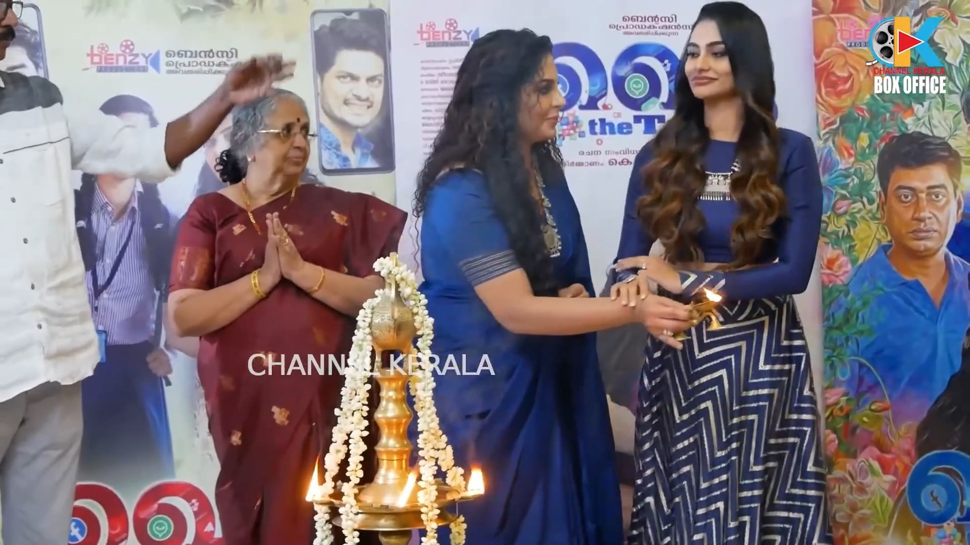 Asha Sarath Very Rare Sexy Open Deep Navel show in Blue Saree mkv ...