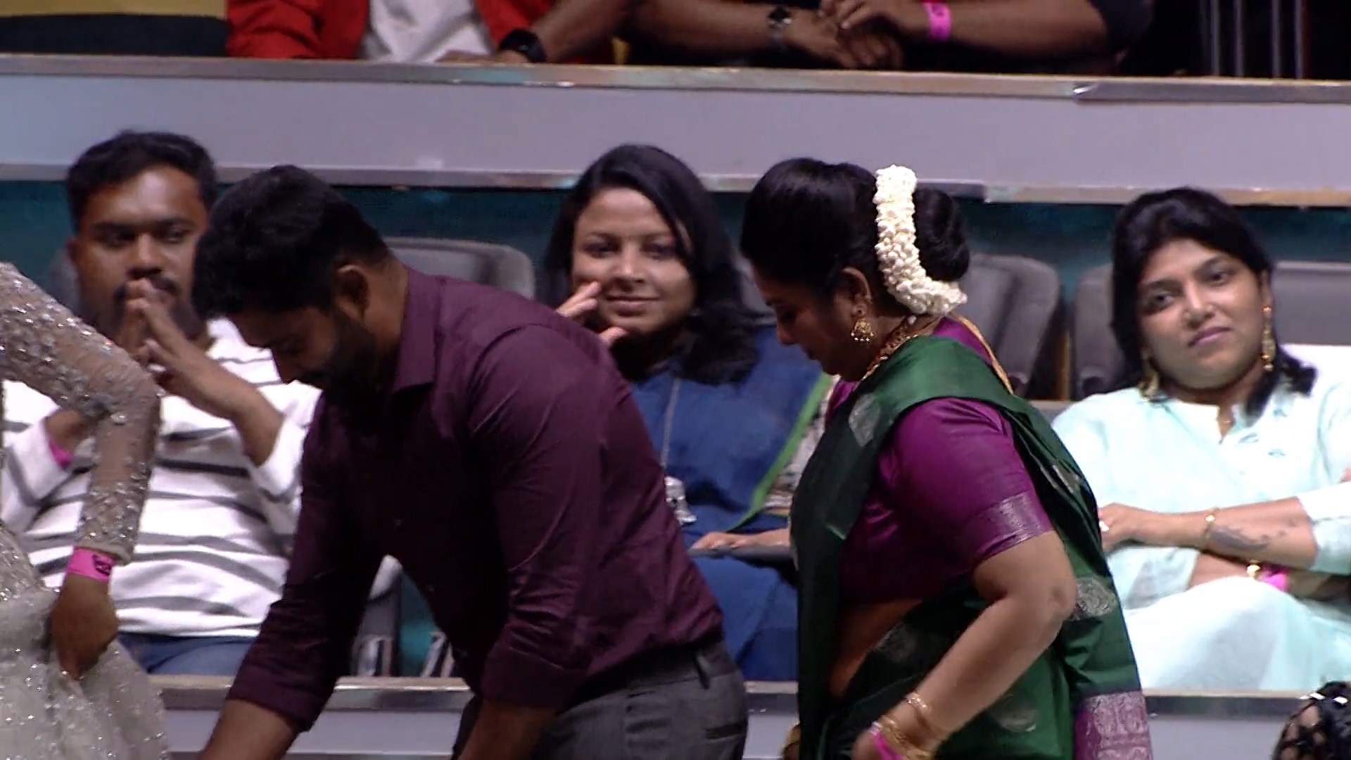 Roopshree Open Navel Show in Saree Vijaytv reality mp4 snapshot 00 00 ...