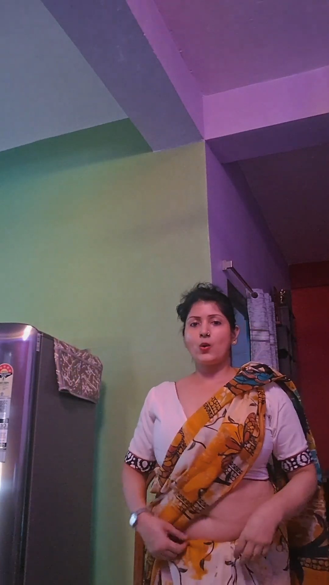 Bengali aunty huge tits and deep navel in white saree mp4 snapshot 02 14 395 — Postimages