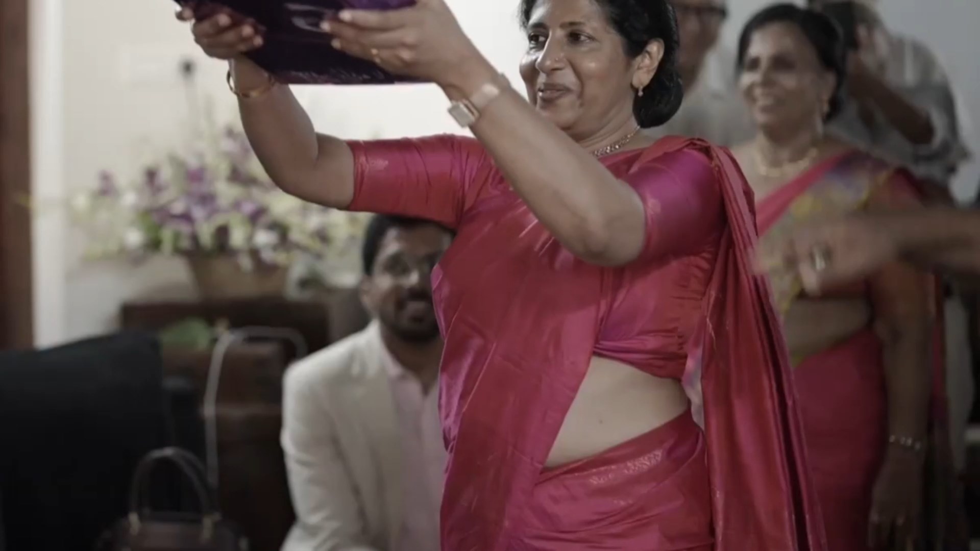 Hot Malayalai aunty deep anvel slips in pink saree mp4 snapshot 00 00 557 — Postimages
