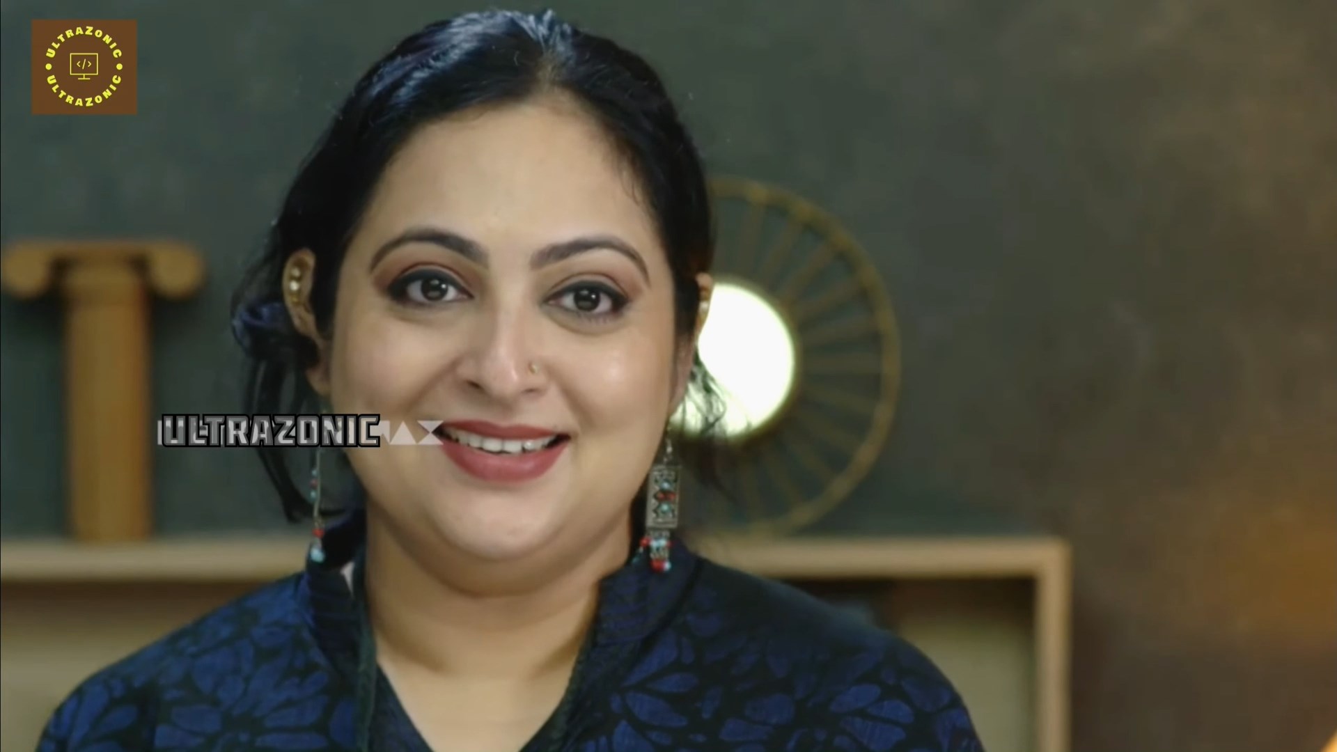 Reshmi Soman Huge Breast and 1st Time Rare Navel through Green Saree mp4 snapshot 00 00 546 ...