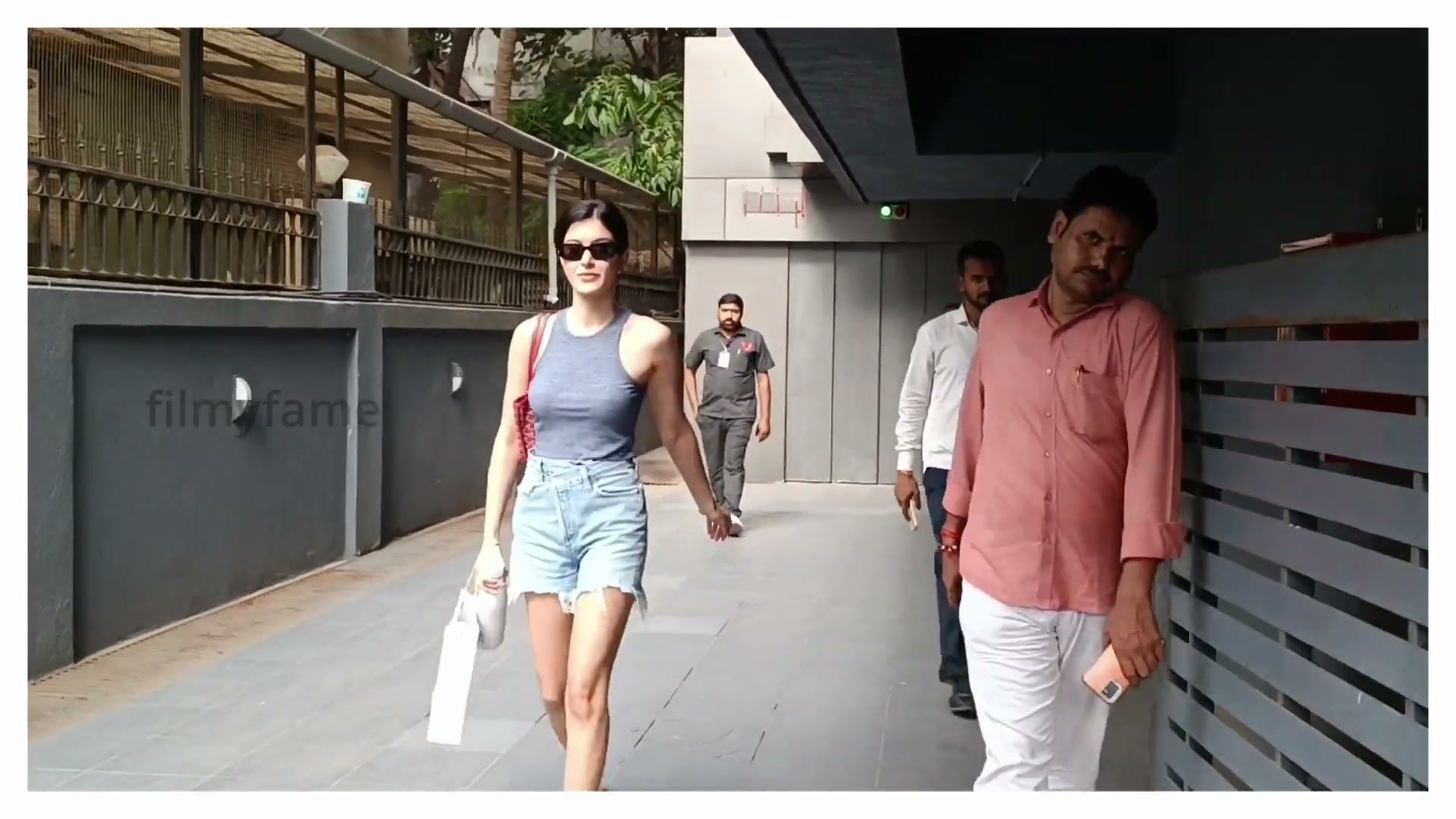 Shanaya Kapoor No Bra3 — Postimages