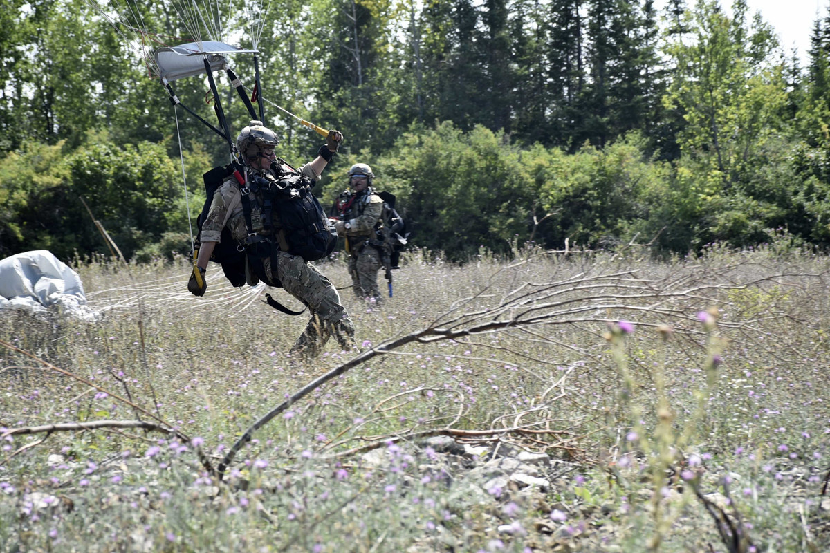 180811 Z HE811 804 — Postimages