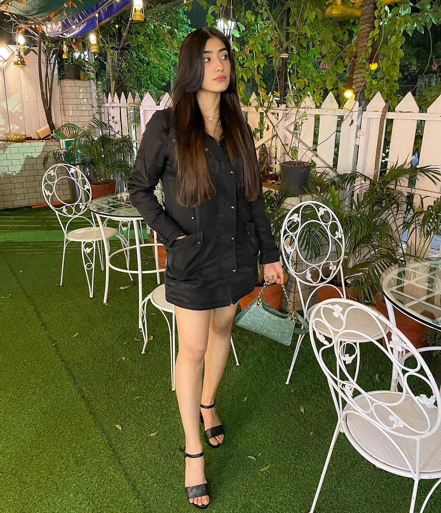 Nazila Feet 8238170 — Postimages