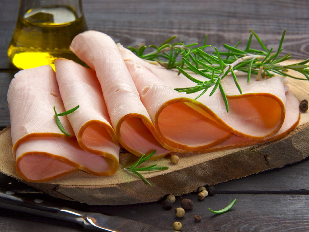 ¿Cuál es la pechuga de pavo y por qué es diferente al jamón de pavo ...