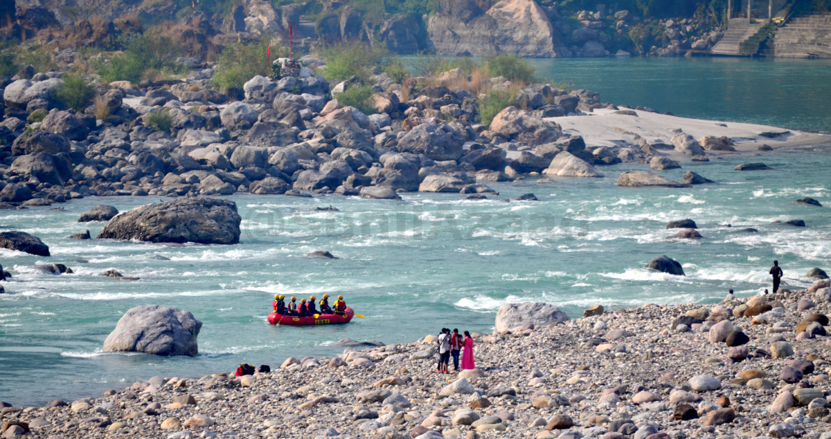 Ganga Ghats, Sadhus, cafes and evening Aarti at Parmarth Niketan ...
