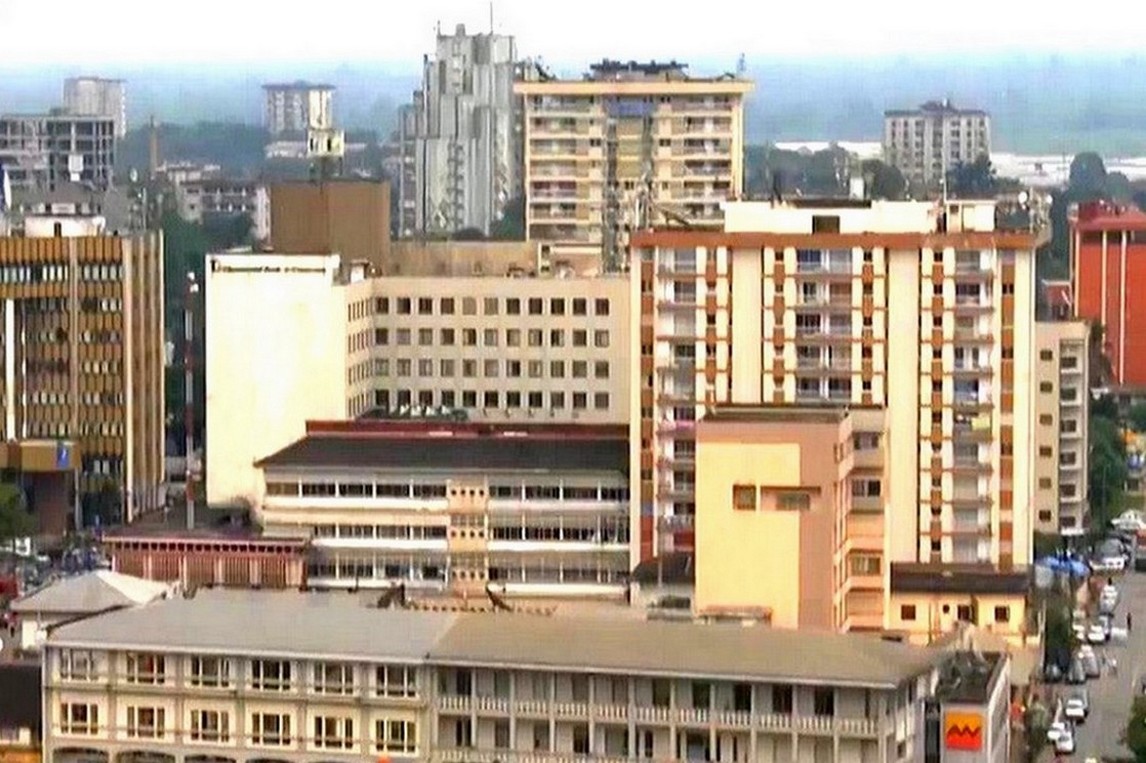 Douala (Cameroon) today. New photos from that large and dynamic city ...