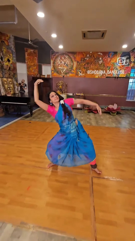 Navel Queen Shobana Sexy big Deep Navel through Saree mp4 snapshot 00 ...