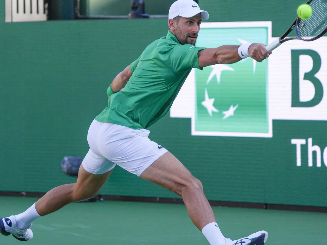 novak djokovic hits shot his match against botic — Postimages