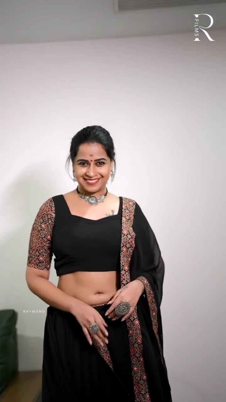 Sadhika Venugopal Sexy Navel in Black Diwali Costume mp4 snapshot 00 08 521 — Postimages