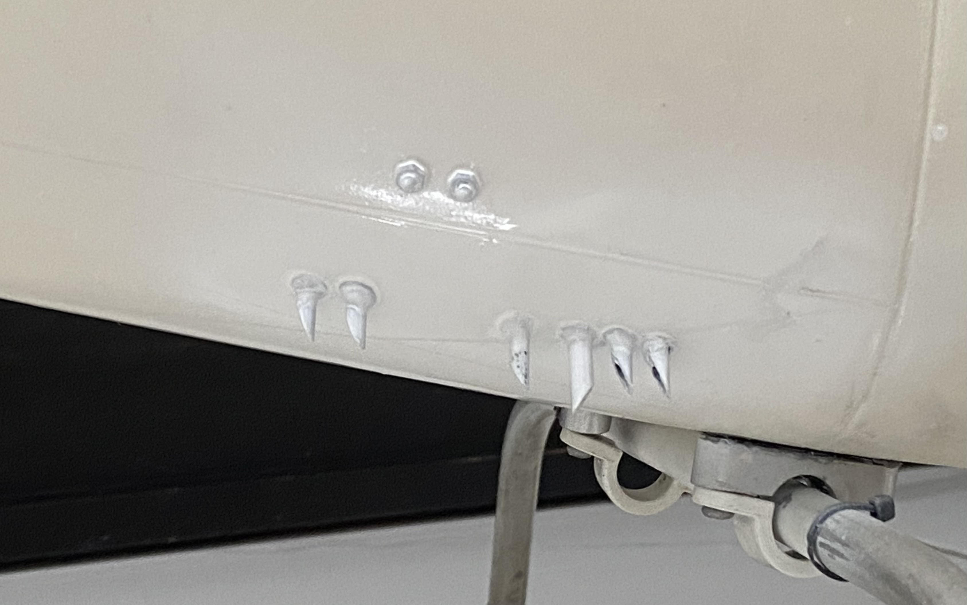 Bell 407 Fuselage drain valves — Postimages