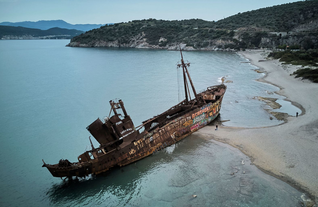 FARK.com: (13645874) Photoshop this awkward landing