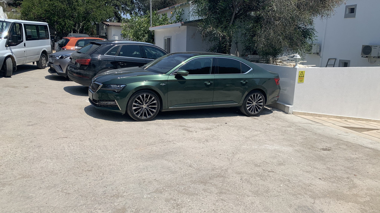 44 E49 B1 B 0615 4288 977 B C8 FCC34 B6 DAE — Postimages