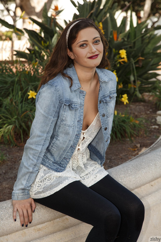 Ella Purnell exposes her bare ass between library stacks 2 — Postimages