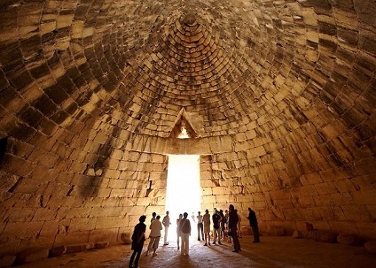 Why did ancient greek architects rarely use arches?