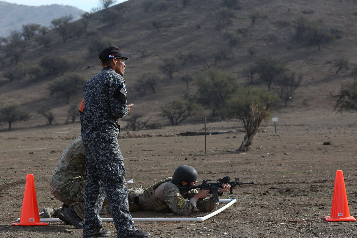 Fuerzas Comando Chile Sniper Event A052 — Postimages