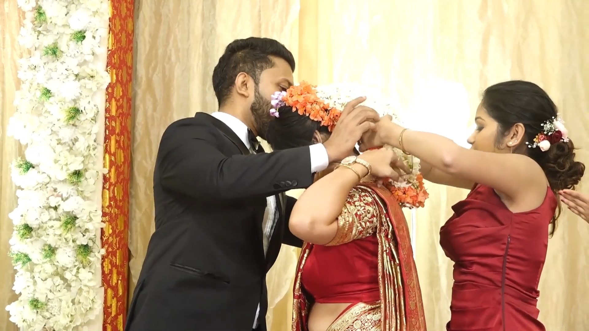 Kannadiga bride huge boobs tummy and navel show in saree mp4 snapshot 00 19 154 — Postimages