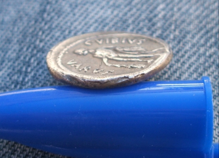 Denario de la gens Vibia. C. VIBIVS - VARVS. Hércules estante a izq. Roma.