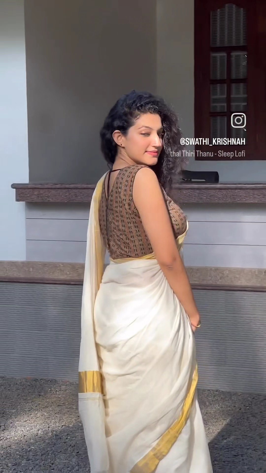 hot beautiful malayali in set saree mp4 snapshot 00 05 422 — Postimages