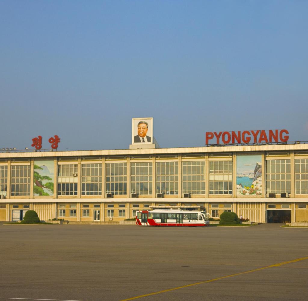 Pyongyang airport with portrait of Kim I — Postimages