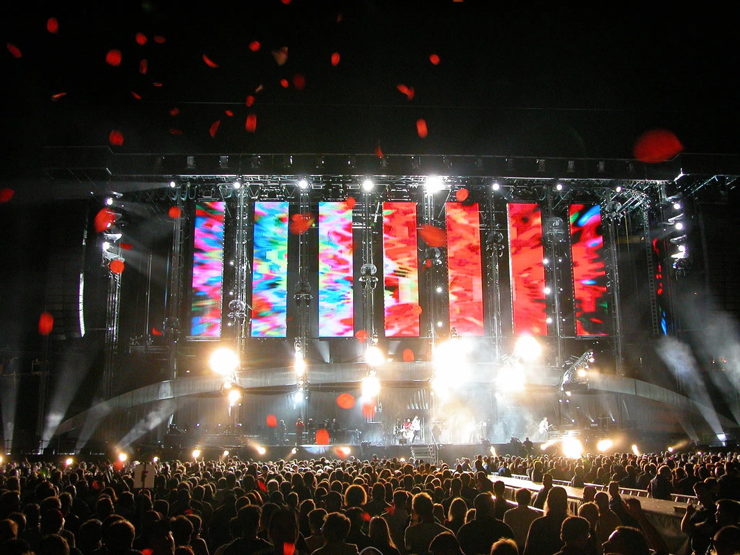 2002 Licks Tour Stage B — Postimages