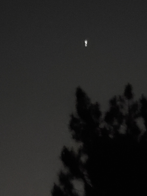 Basic UFO sighting yesterday, Montréal, late at night : r/UFOs