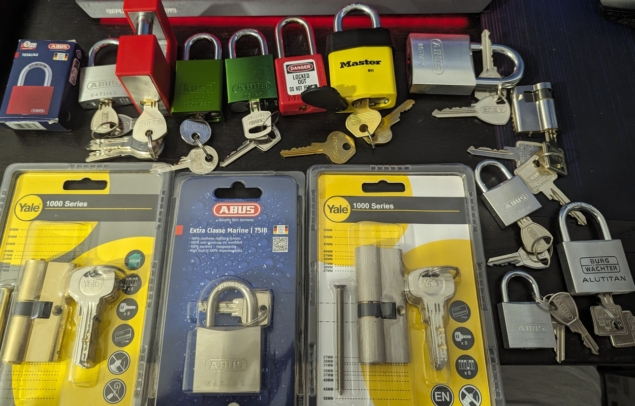 Green Belt Locks Icant Pick — Postimages