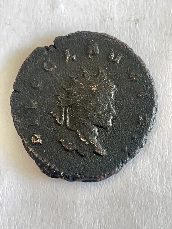 Antoniniano póstumo de Claudio II. CONSECRATIO. Altar. Cyzicus.