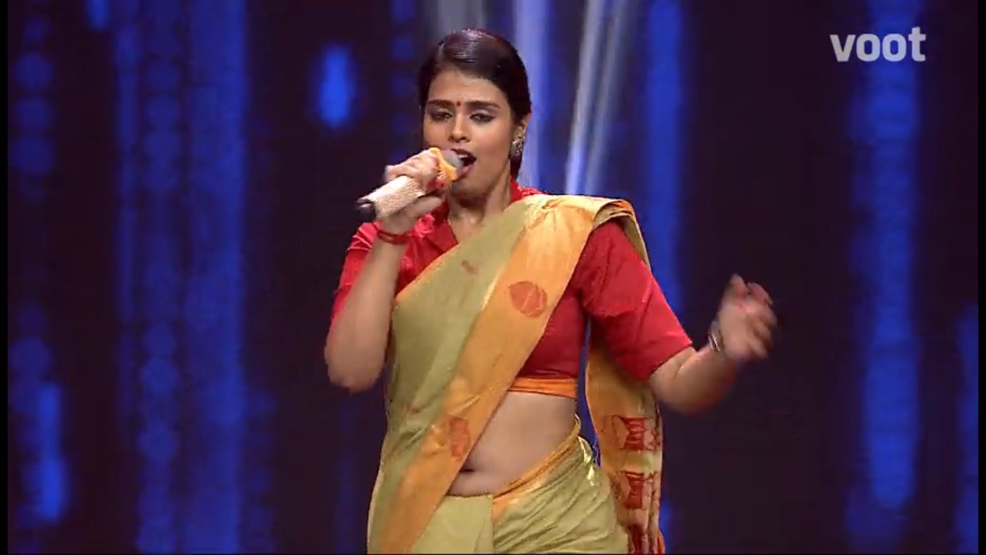 Cute Homely Malayali Kannada Singer Neetu Sexy Deep Open Wide Navel and ...