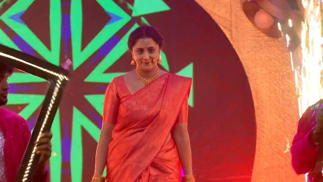 Kaniha Aka Kanika Hot Sexy Dance In Red Saree Showing Navel And Tummy